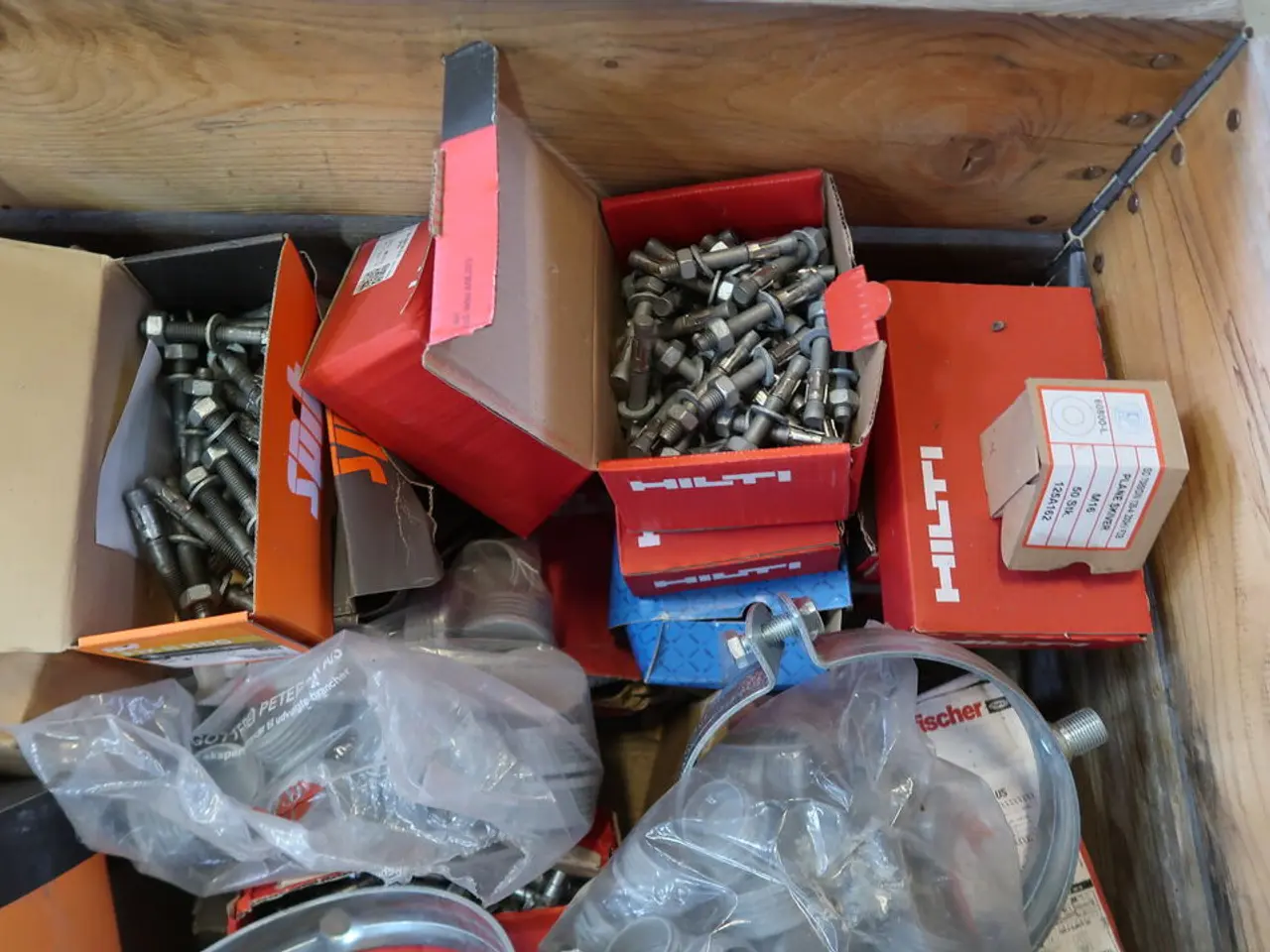 Palle med stort parti bolte, skruer m.m. | Grenaa - GulogGratis.dk